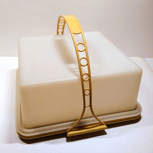 Tupperware | Kitchen | Vintage Tupperware Square Cake Taker With Gold ...